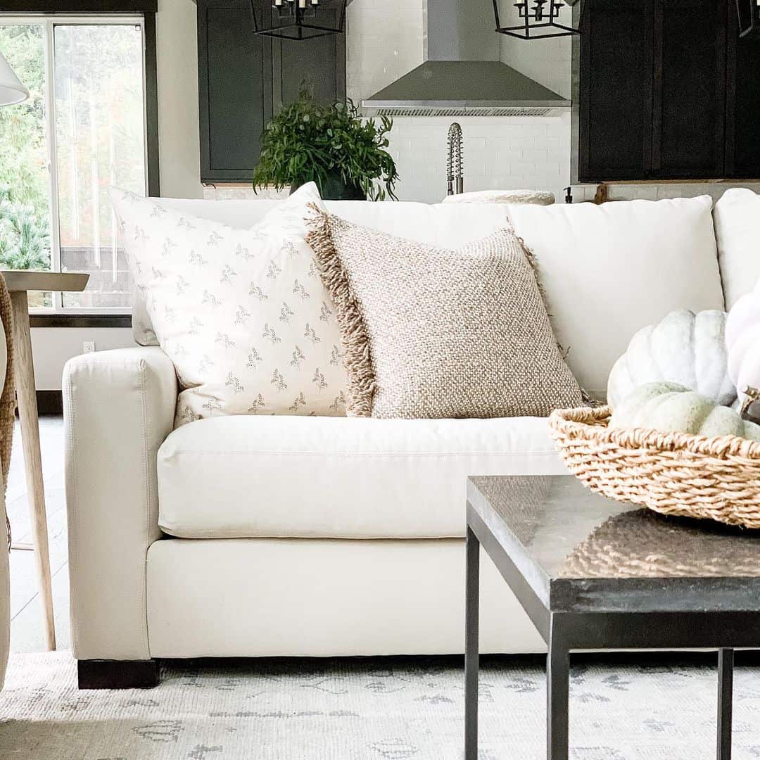 34 Ways to Create a Comfortable Space with a Farmhouse Sofa