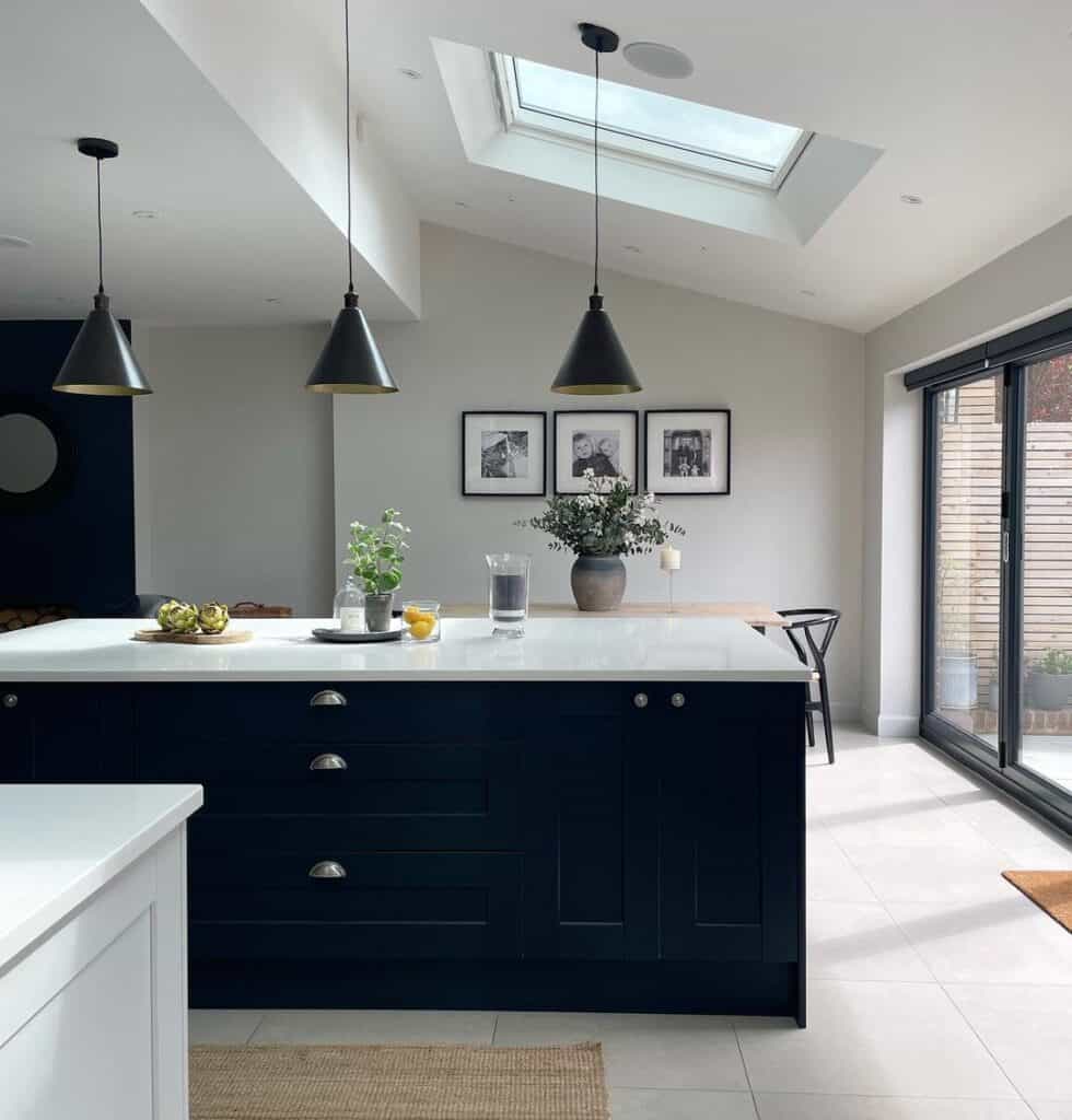 35 Examples of How to Arrange 3 Photo Frames on a Wall