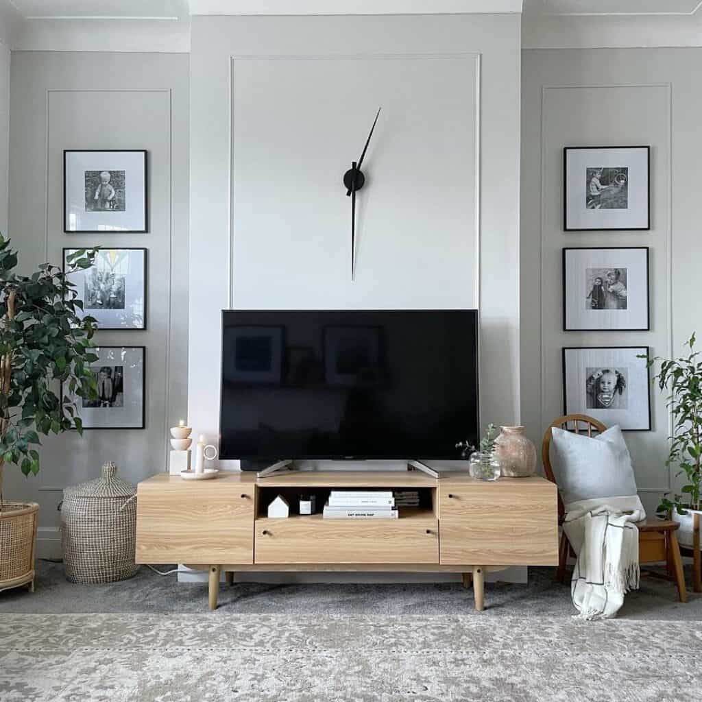 35 Examples of How to Arrange 3 Photo Frames on a Wall