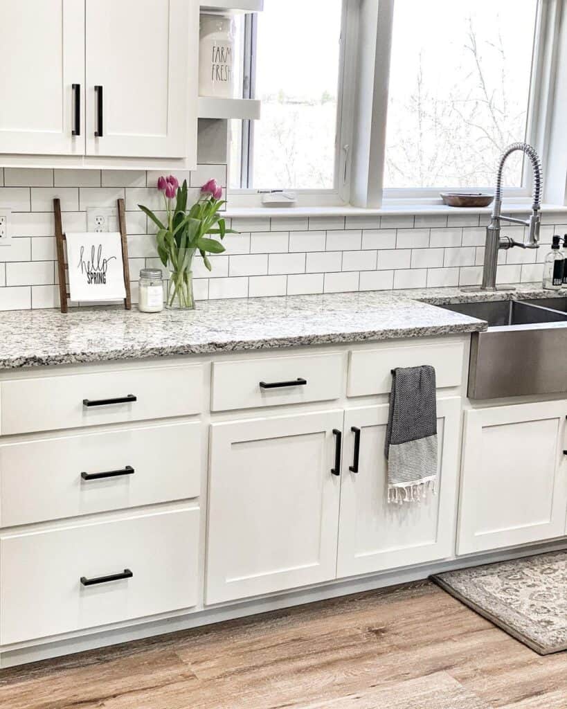 21 Gorgeous White Kitchen Cabinets with Black Hardware Ideas