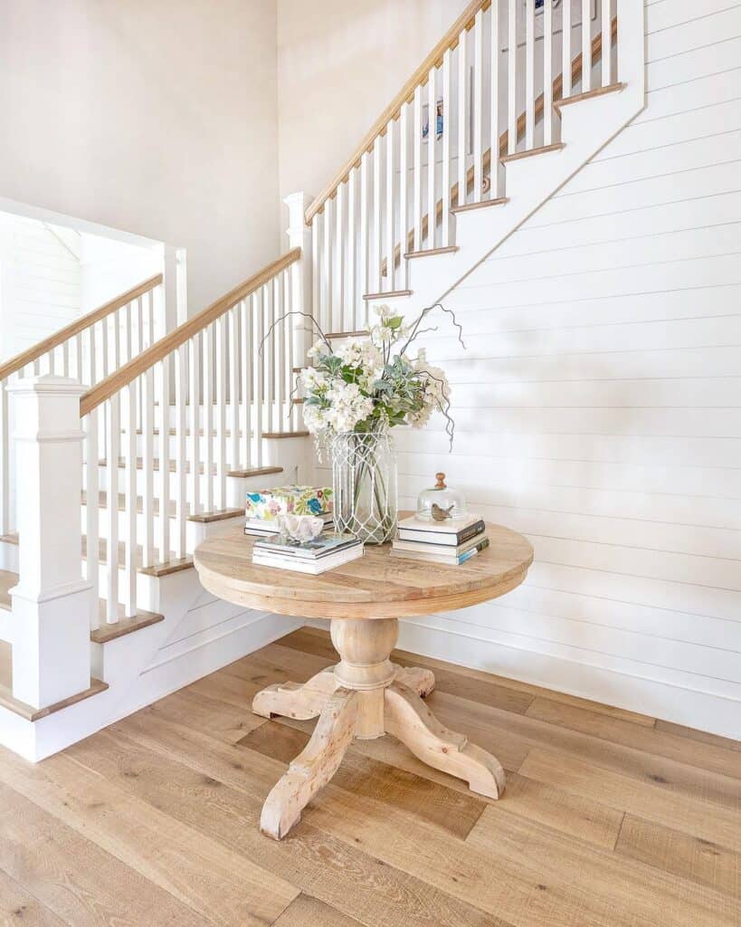 33 White and Wood Staircase Ideas to Step into a Classic Look