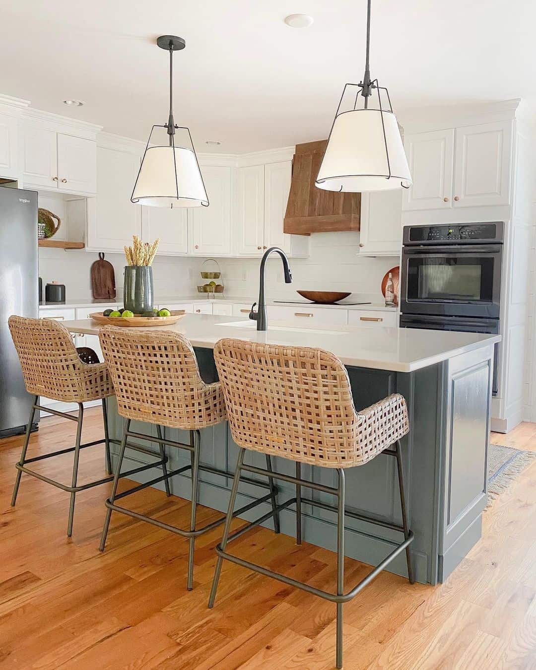 34 Kitchen Island Back Panel Ideas That Show Your Good Side