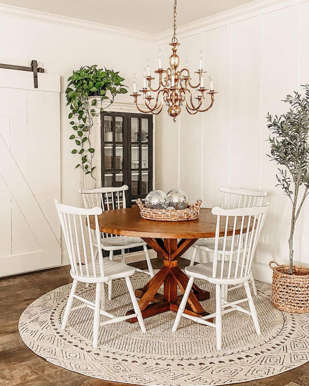 31 Spectacular Silver Centerpiece Ideas to Wow Your Guests