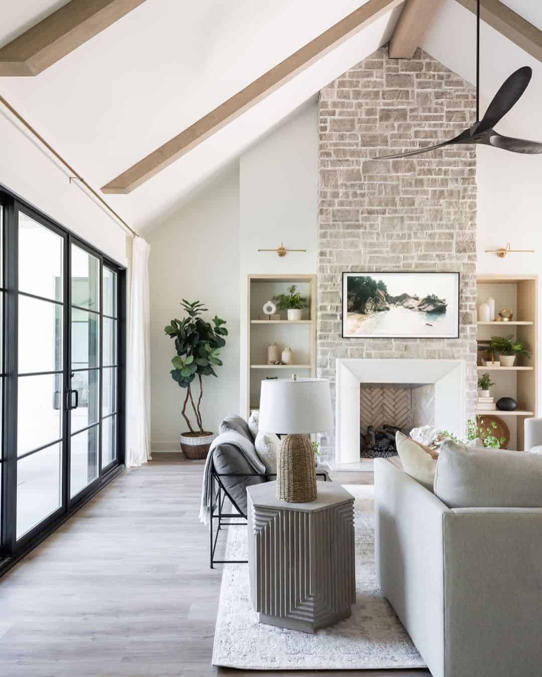 20 Examples of Tall Wall Décor That Will Excite You