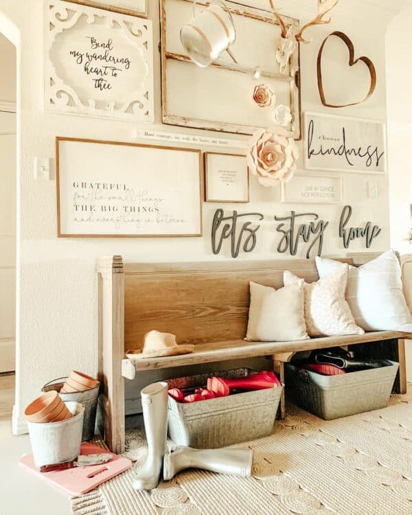 35 Diverse Ways to Showcase Entryway Wall Décor