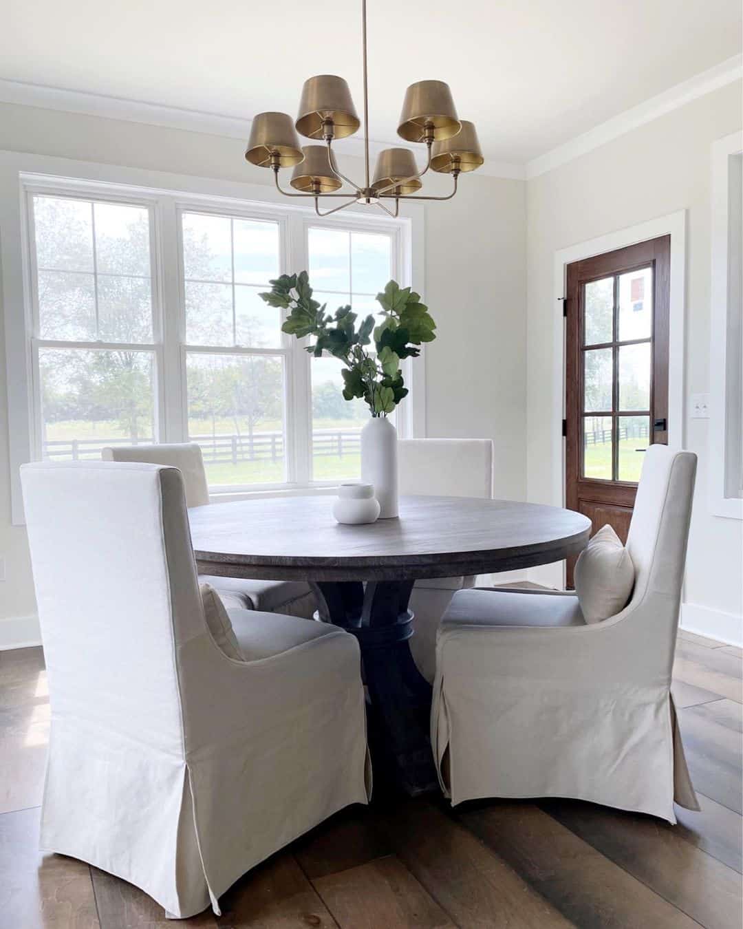 35 Admirable Ideas for Decorating a Round Dining Table