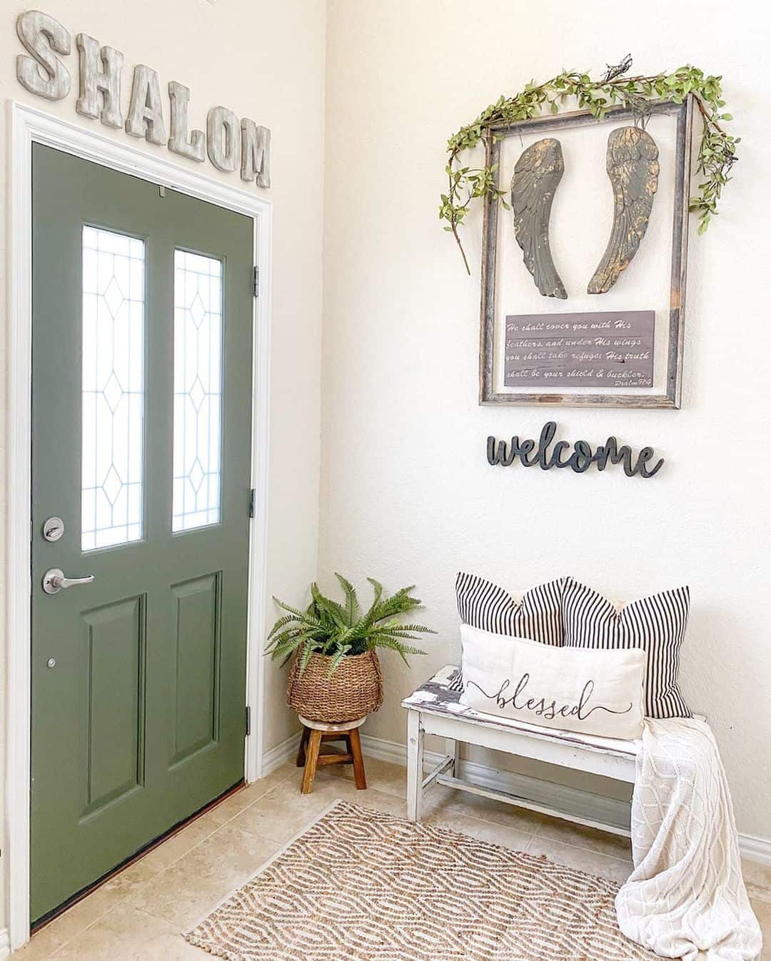 35 Diverse Ways to Showcase Entryway Wall Décor
