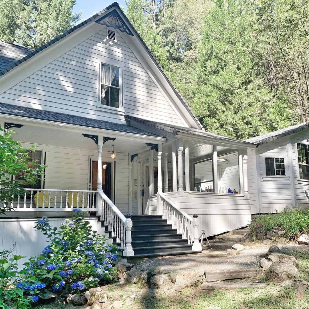 35 Farmhouse Porch Railing Ideas To Try Outside Your Home
