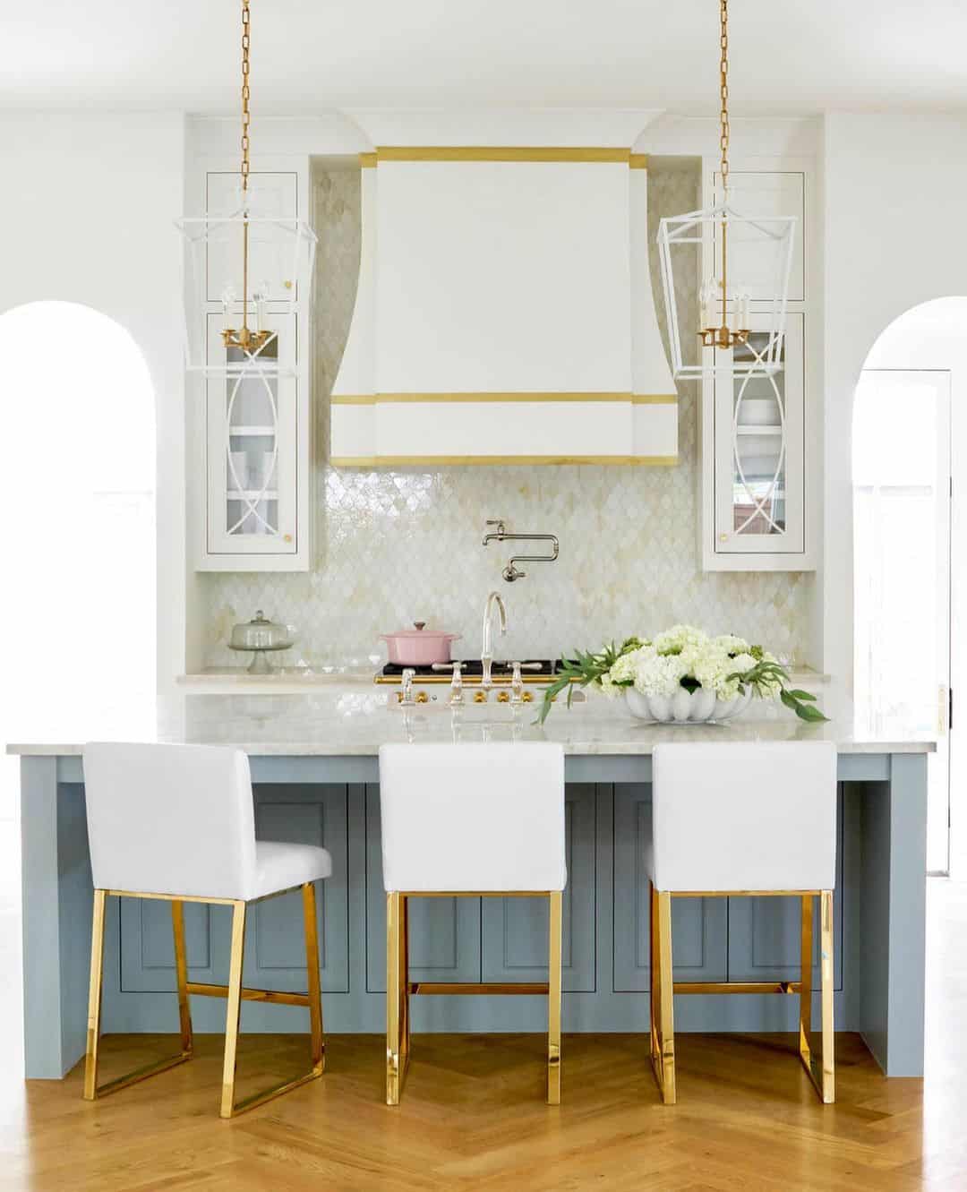 25 Gold Kitchen Hardware Ideas That Exude Opulence