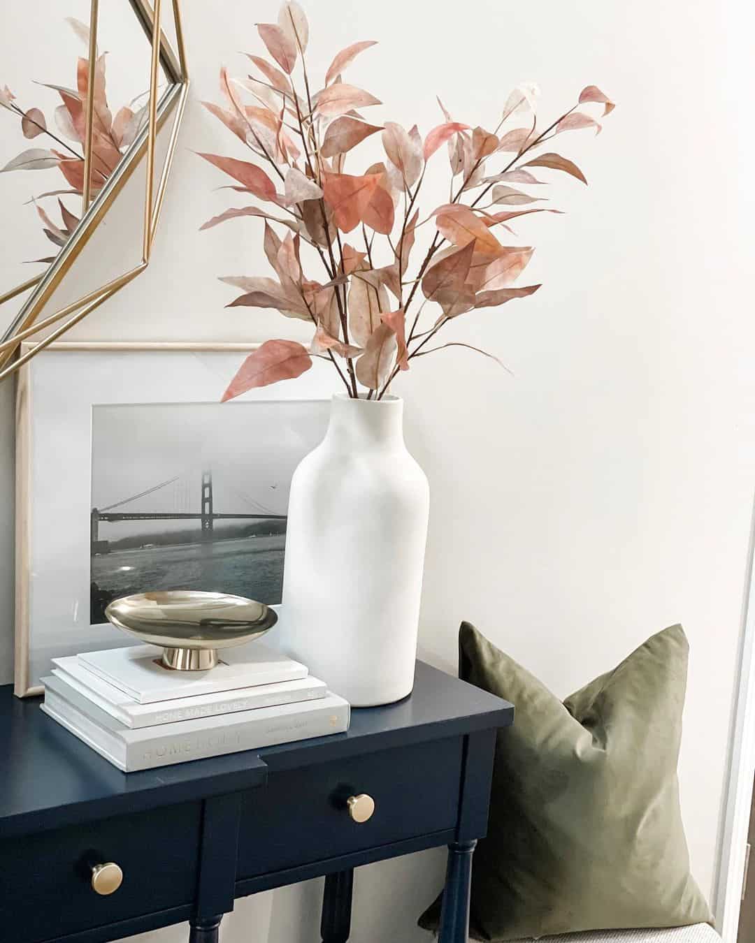 35 Examples of White Vase Decor from Minimalist to Elegant