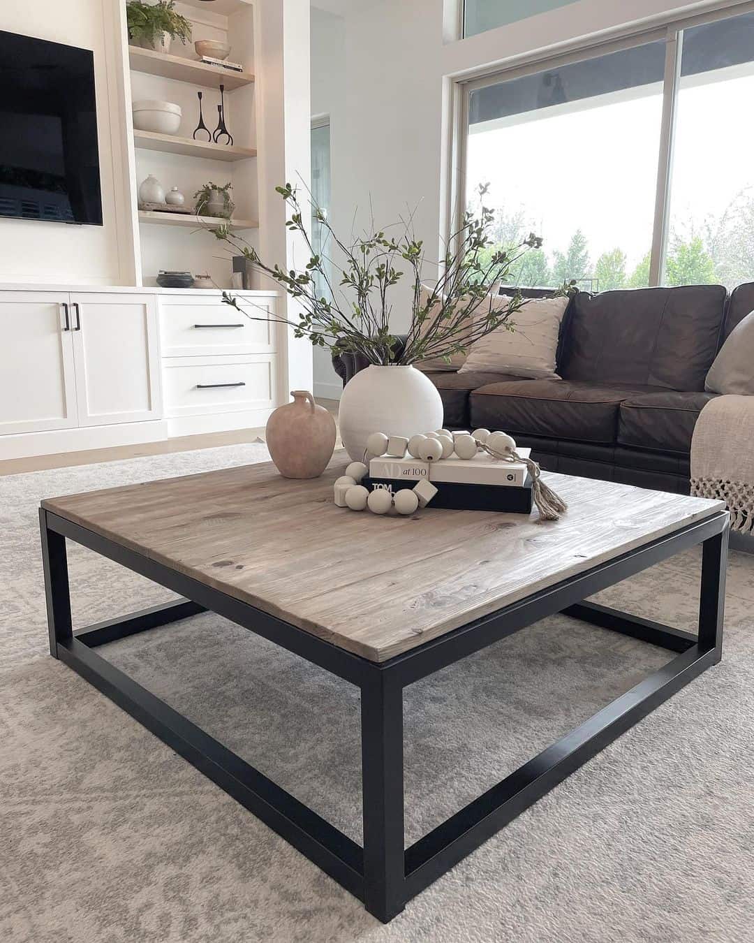 35 Examples of White Vase Decor from Minimalist to Elegant