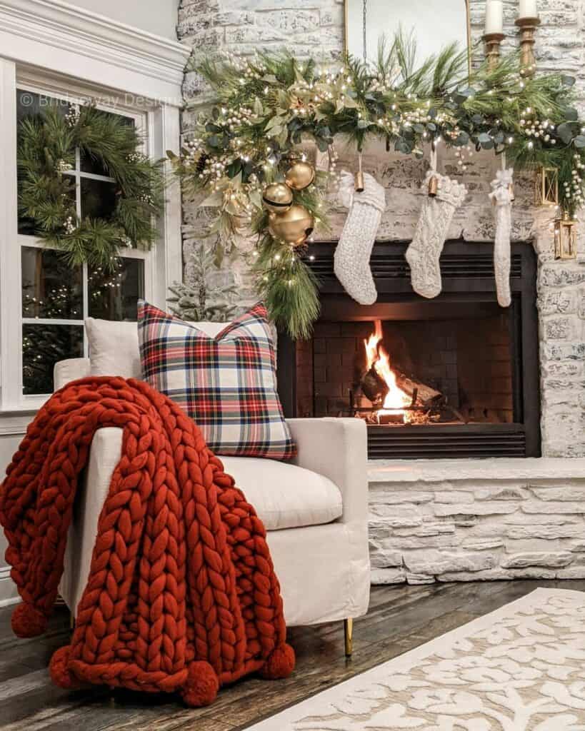 35 Festive Christmas Fireplace Ideas That Will Delight