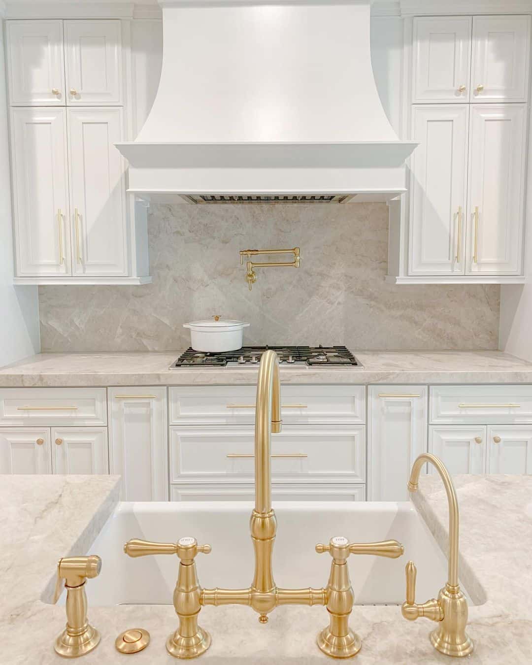 25 Gold Kitchen Hardware Ideas That Exude Opulence
