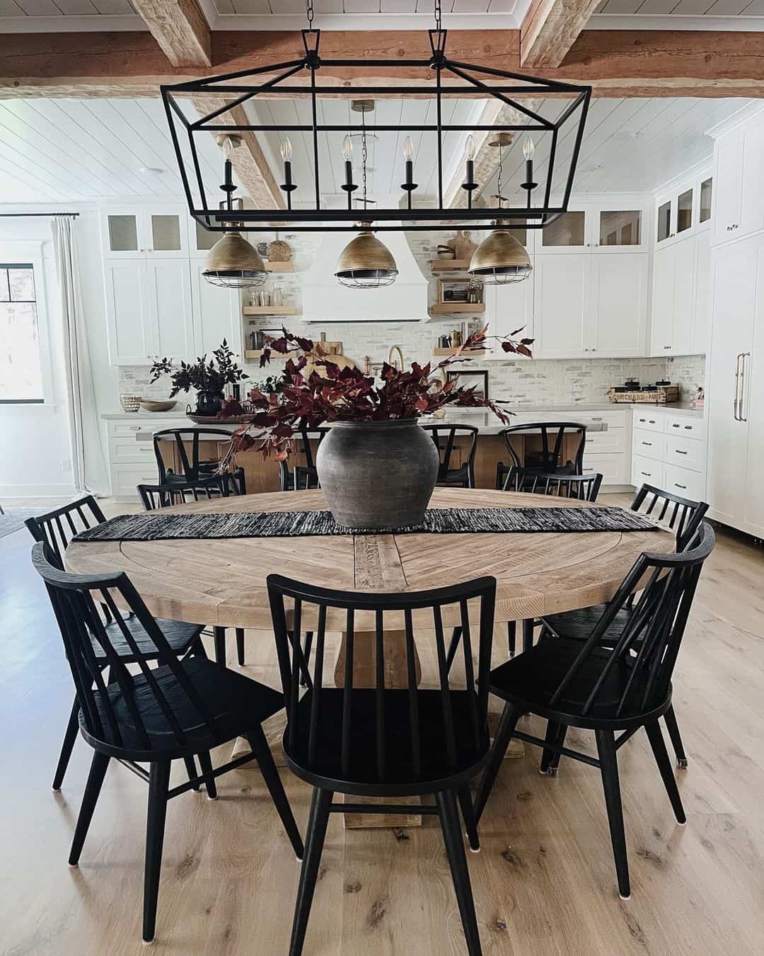 35 Admirable Ideas for Decorating a Round Dining Table