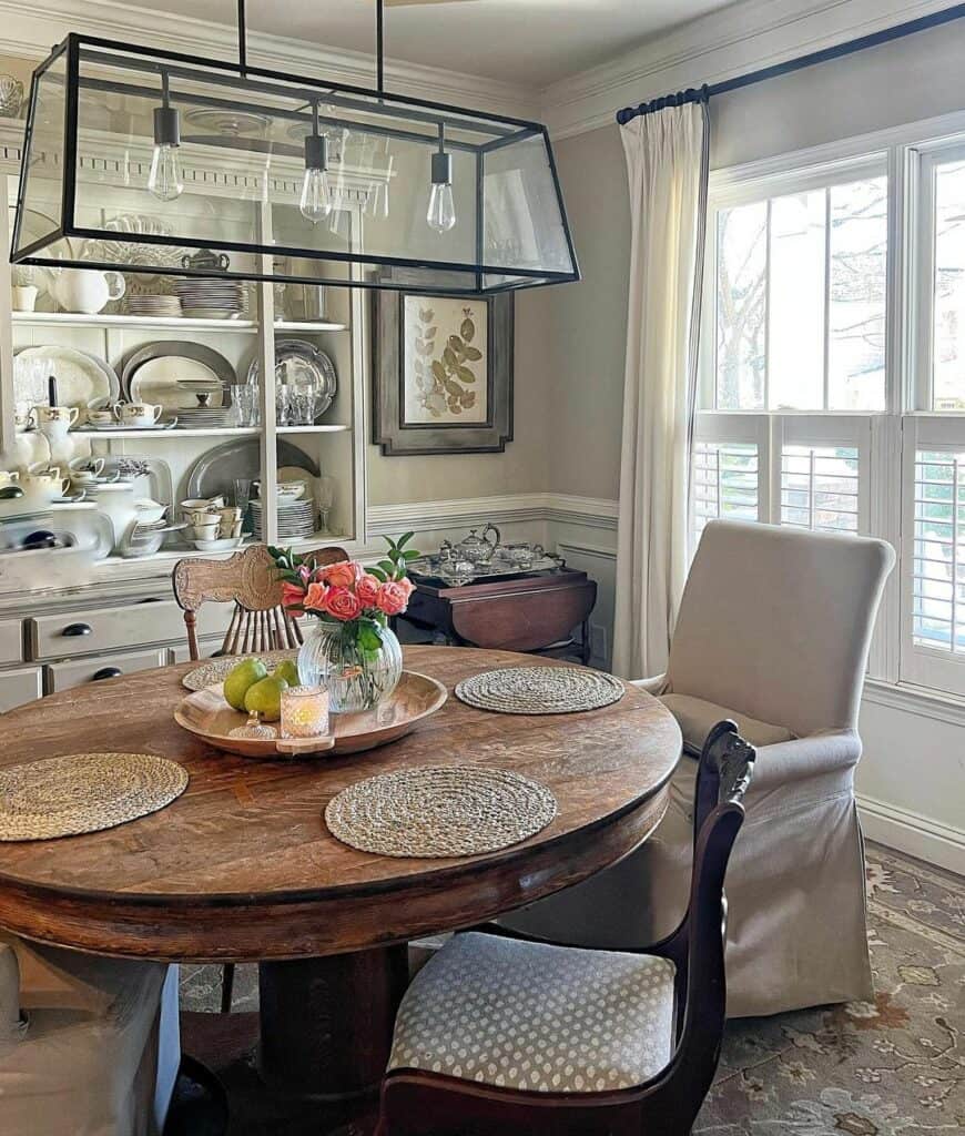 35 Admirable Ideas for Decorating a Round Dining Table