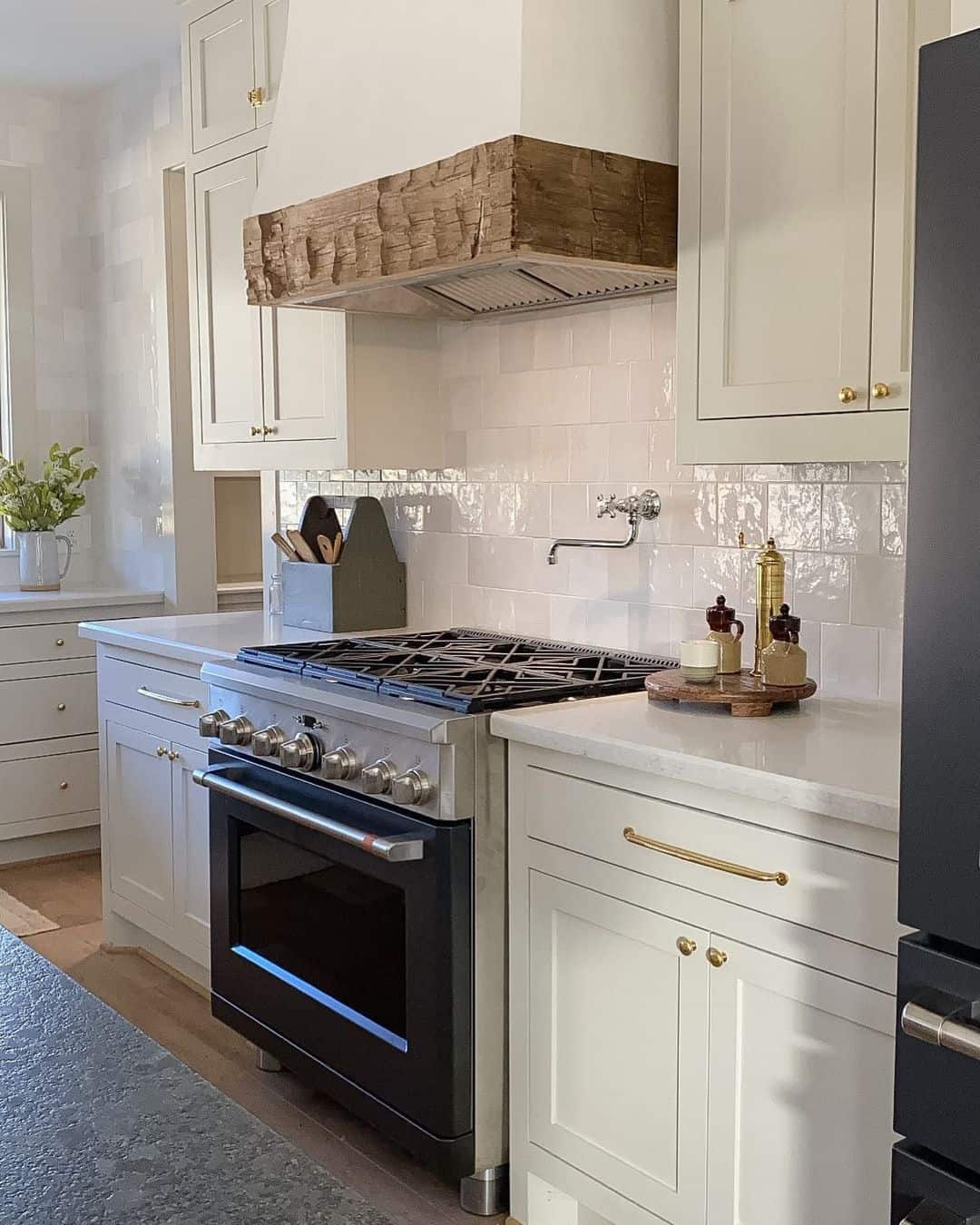 25 Gold Kitchen Hardware Ideas That Exude Opulence