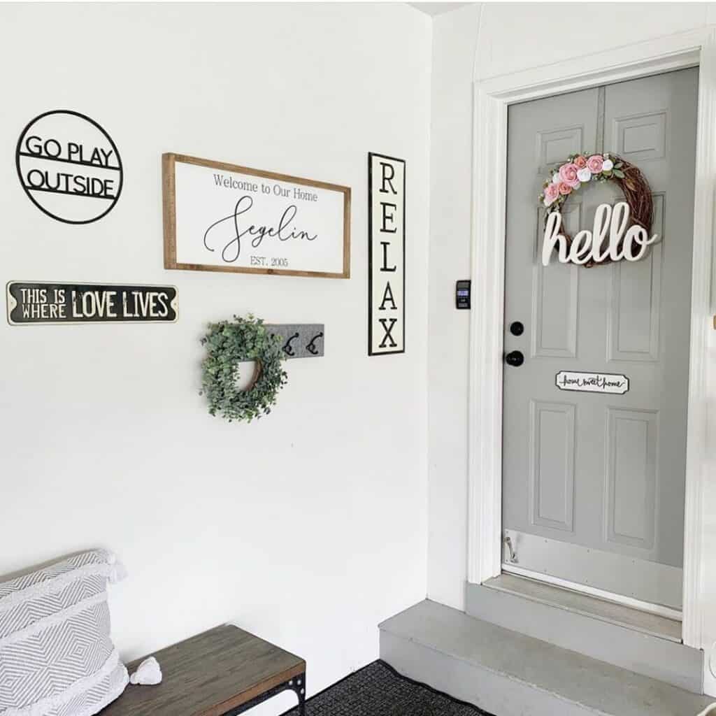 35 Diverse Ways to Showcase Entryway Wall Décor