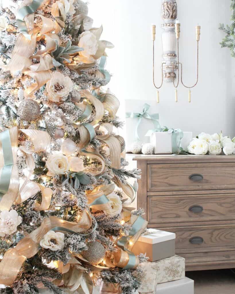 30 Festive Christmas Tree Ribbon Garland Ideas for Elegant Holiday Décor
