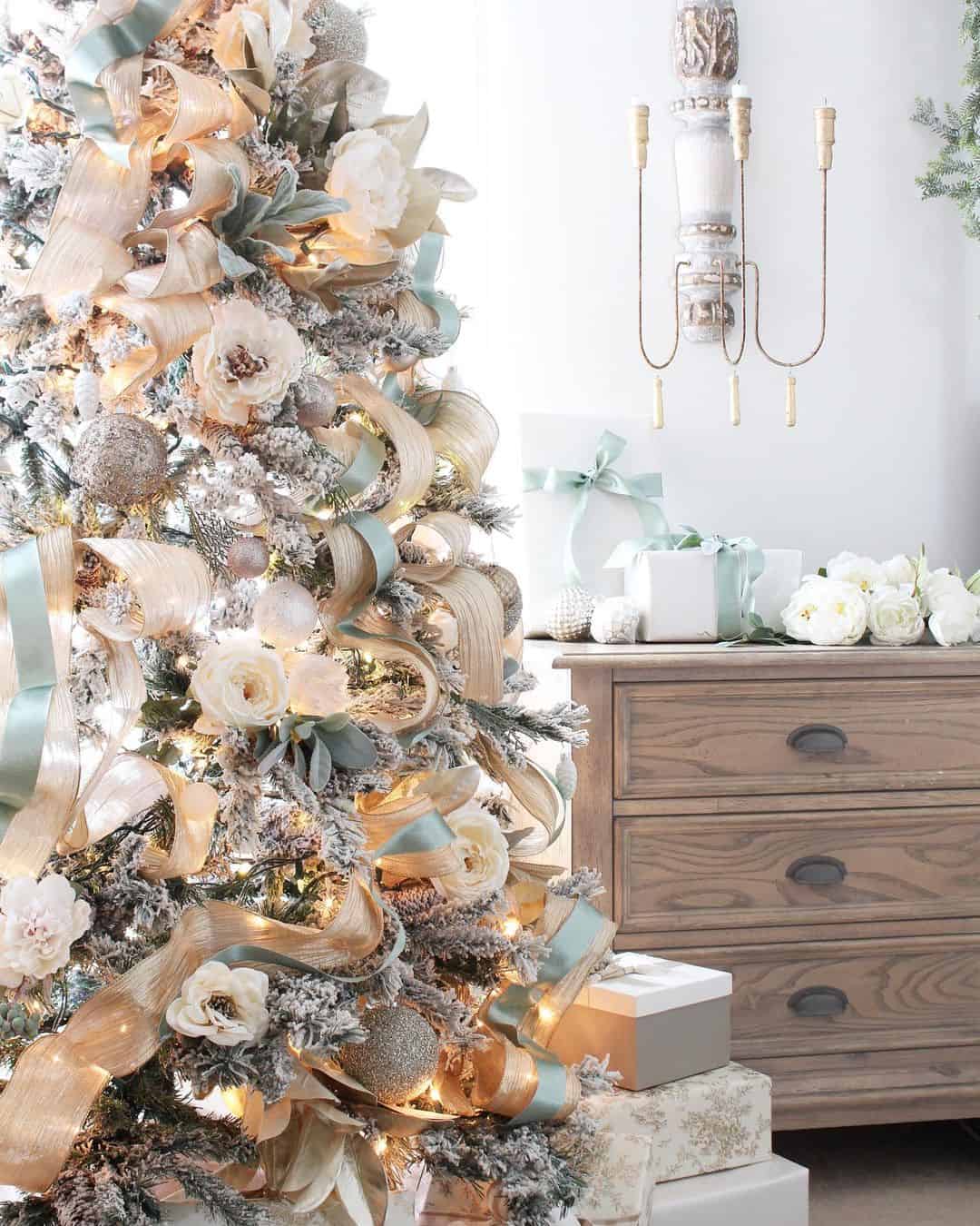30 Festive Christmas Tree Ribbon Garland Ideas for Elegant Holiday Décor