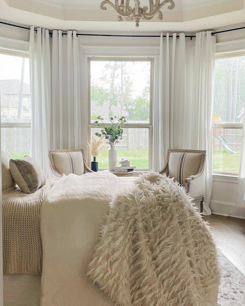 31 Impressive Master Bedroom with Sitting Area Ideas