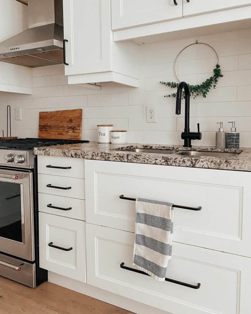 29 Unforgettable White Kitchen Cabinet Hardware Ideas