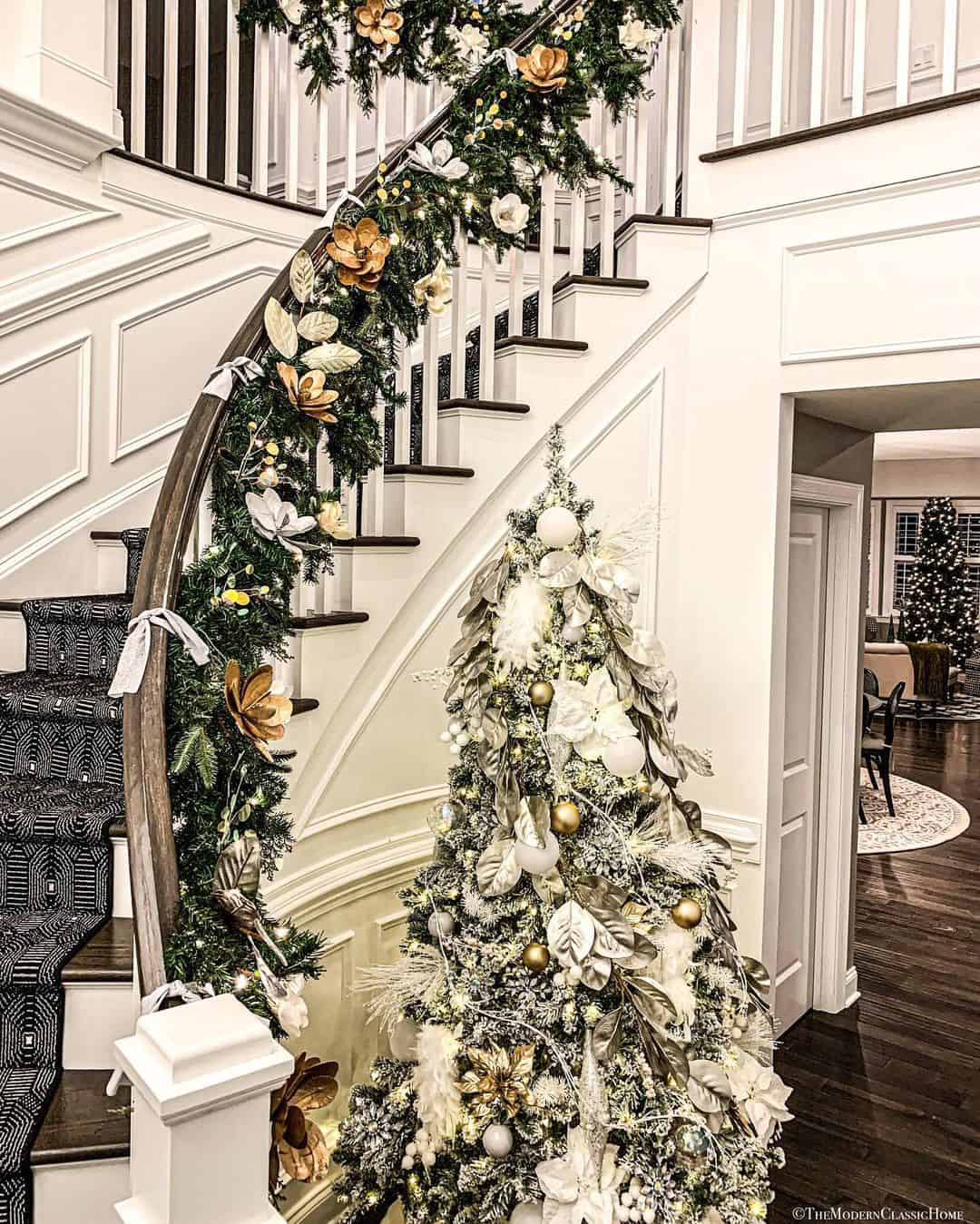 35 Wonderful Ways to Arrange Christmas Garland for Stairs