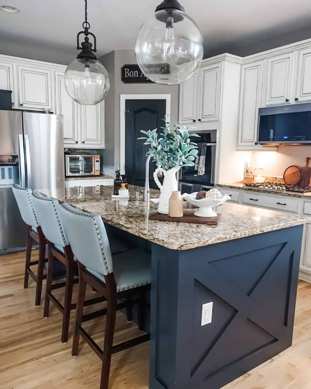 19 Examples of Stunning White Kitchens With Blue Islands
