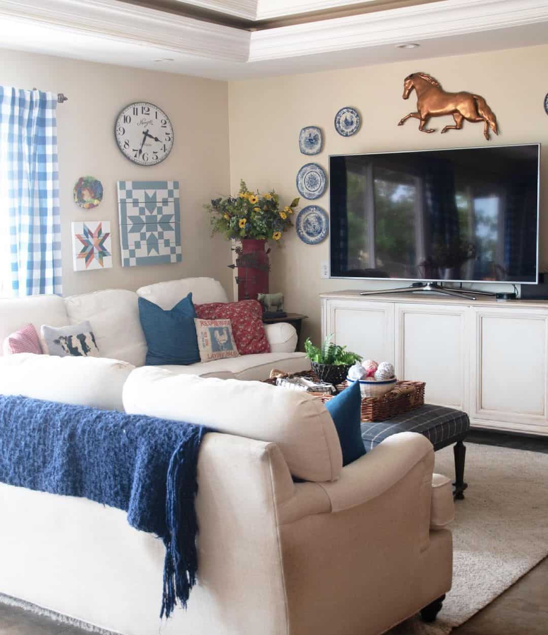 29 Comfortable Family Room Ideas With Tvs for All Ages