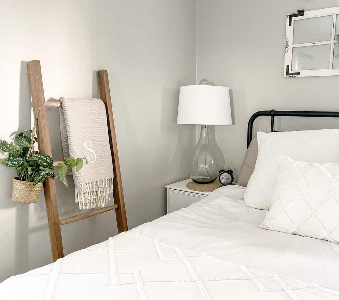 19 Wooden Blanket Ladder Ideas That Are Full of Style