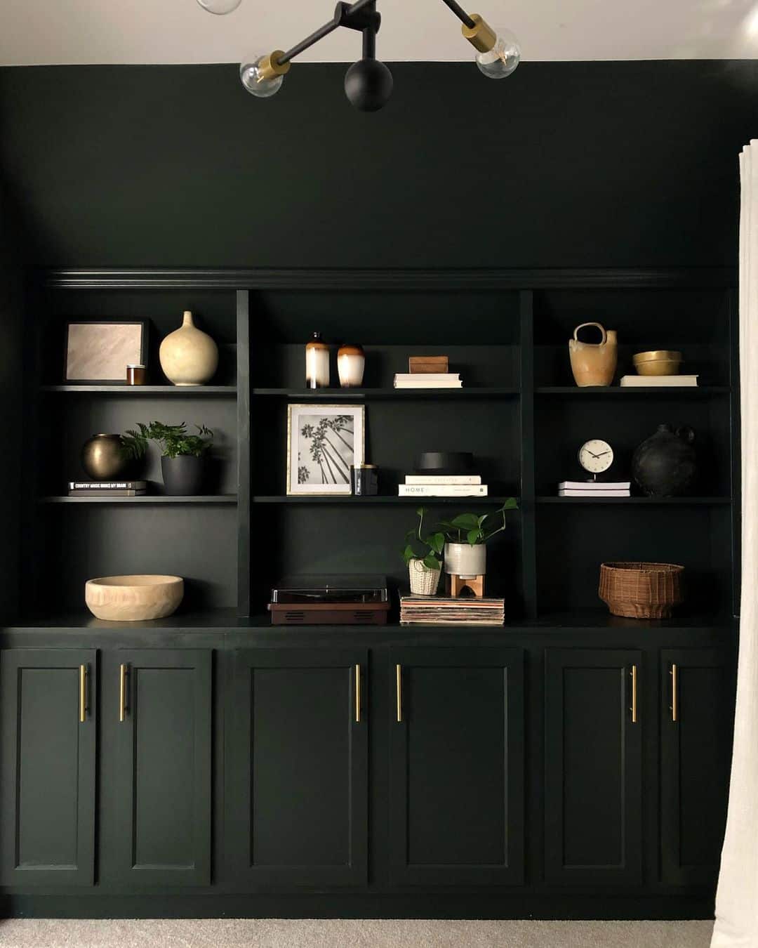 32 Elegant Dark Green Walls for a Modern Aesthetic