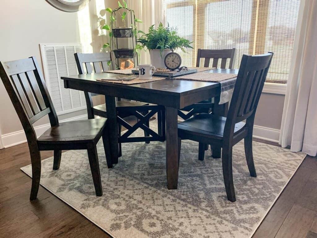 30 Simple Dining Table Centerpiece Ideas for a Welcoming Appeal