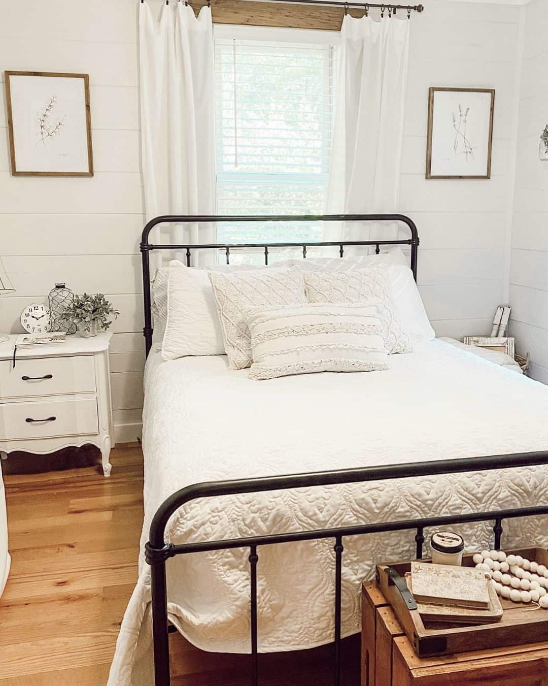 30 Charming Small Guest Bedroom Ideas for a Cozy Space