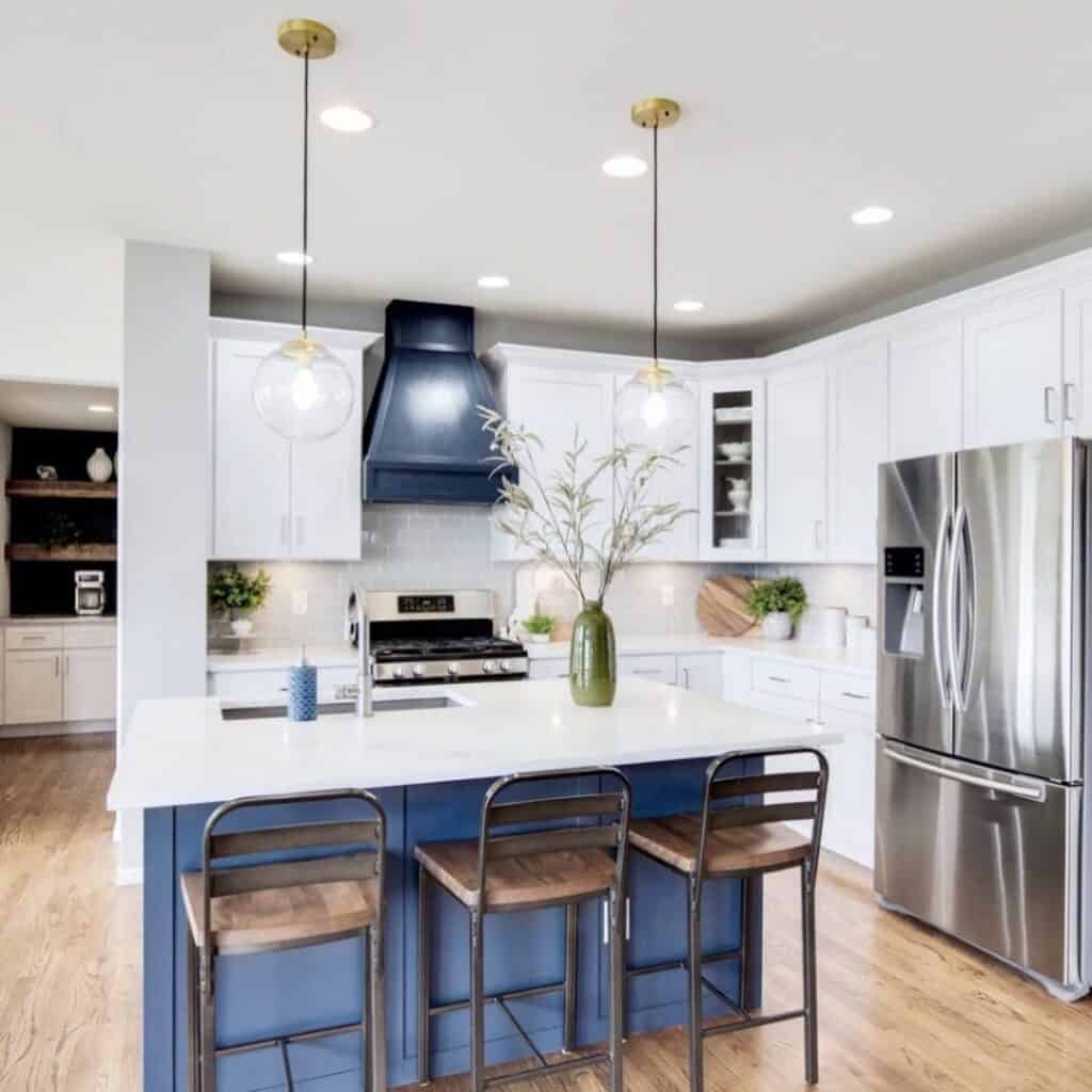 19 Examples of Stunning White Kitchens With Blue Islands