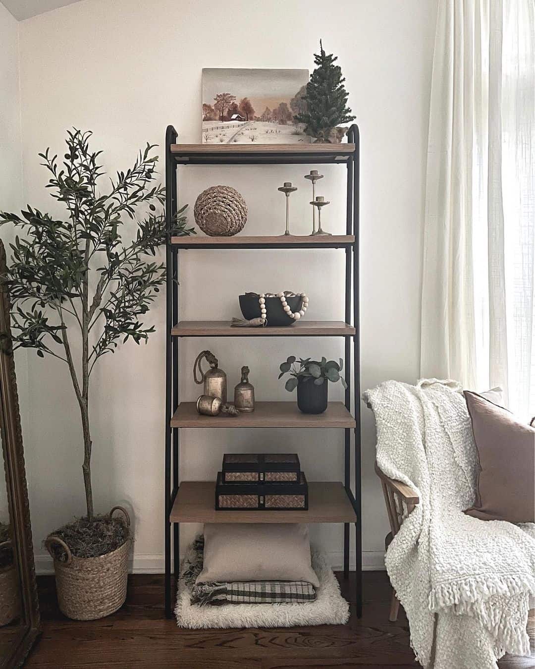 29 Stunning Ways To Decorate a Minimalist Bookshelf