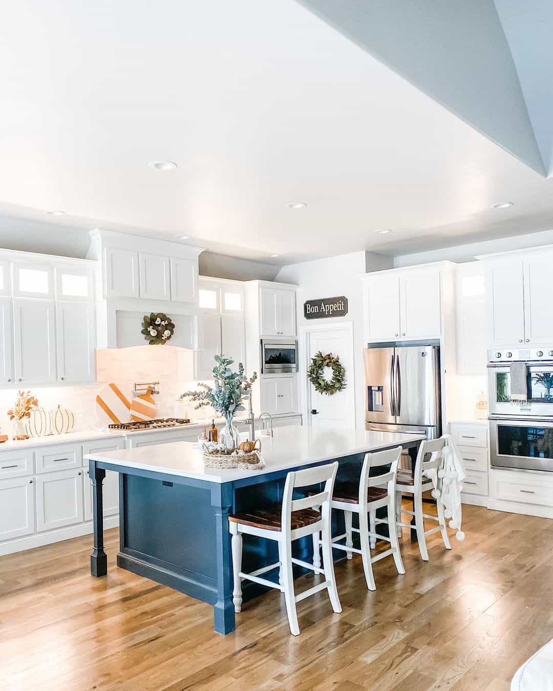 19 Examples of Stunning White Kitchens With Blue Islands