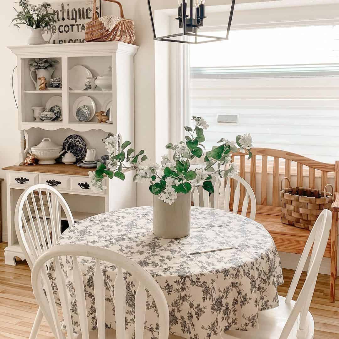30 Spectacular Round Dining Table Centerpiece Ideas to Enhance Your Home