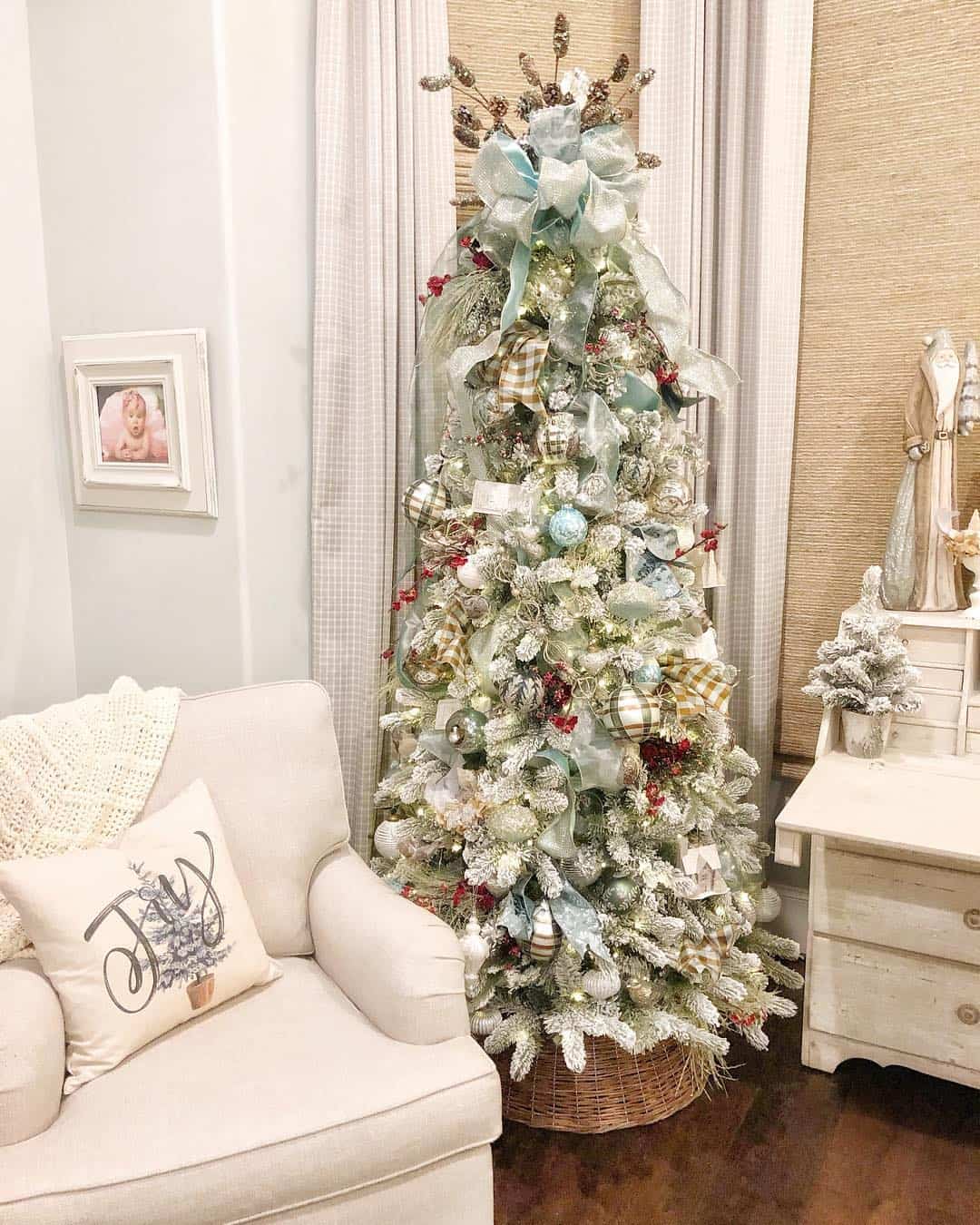 28 Ways You Can Use Christmas Tree Bows in Your Holiday Home