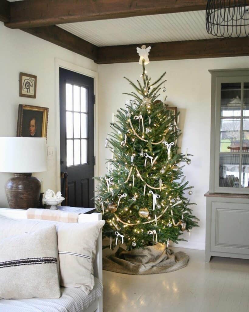 28 Ways You Can Use Christmas Tree Bows in Your Holiday Home