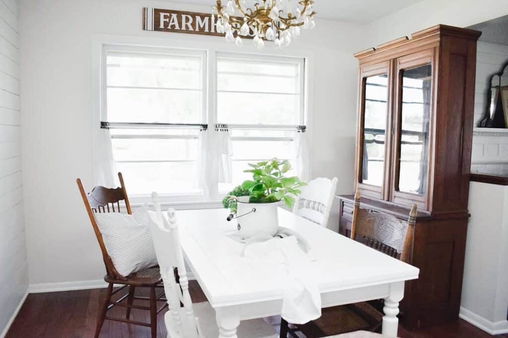 30 Simple Dining Table Centerpiece Ideas for a Welcoming Appeal