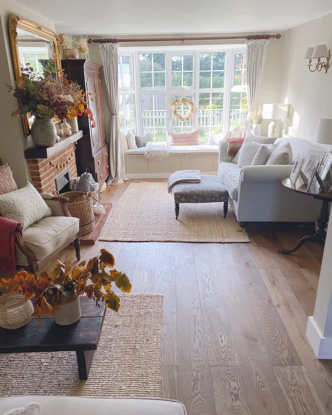 16 Chic Narrow Living Room Ideas To Add Height and Style
