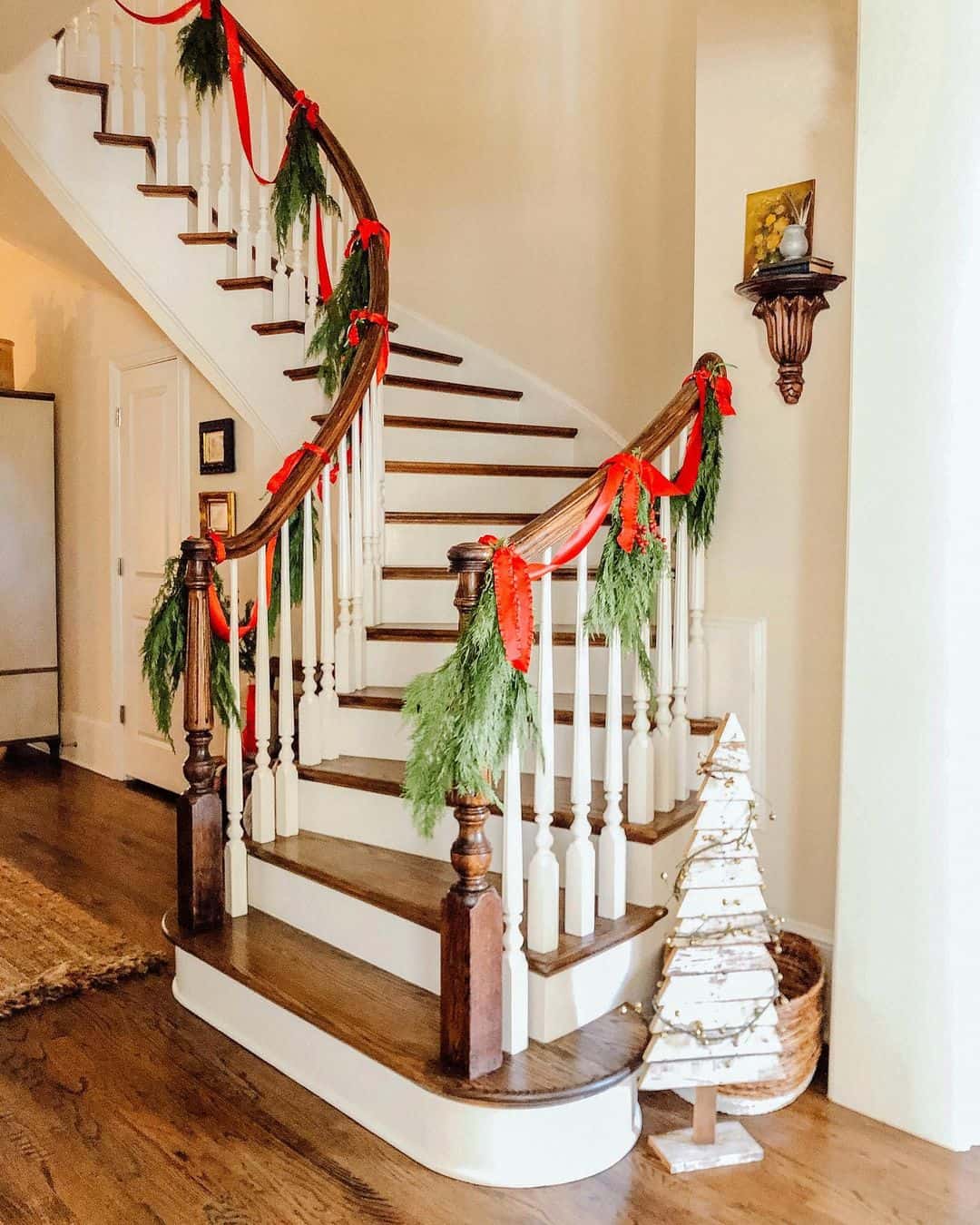 35 Wonderful Ways to Arrange Christmas Garland for Stairs