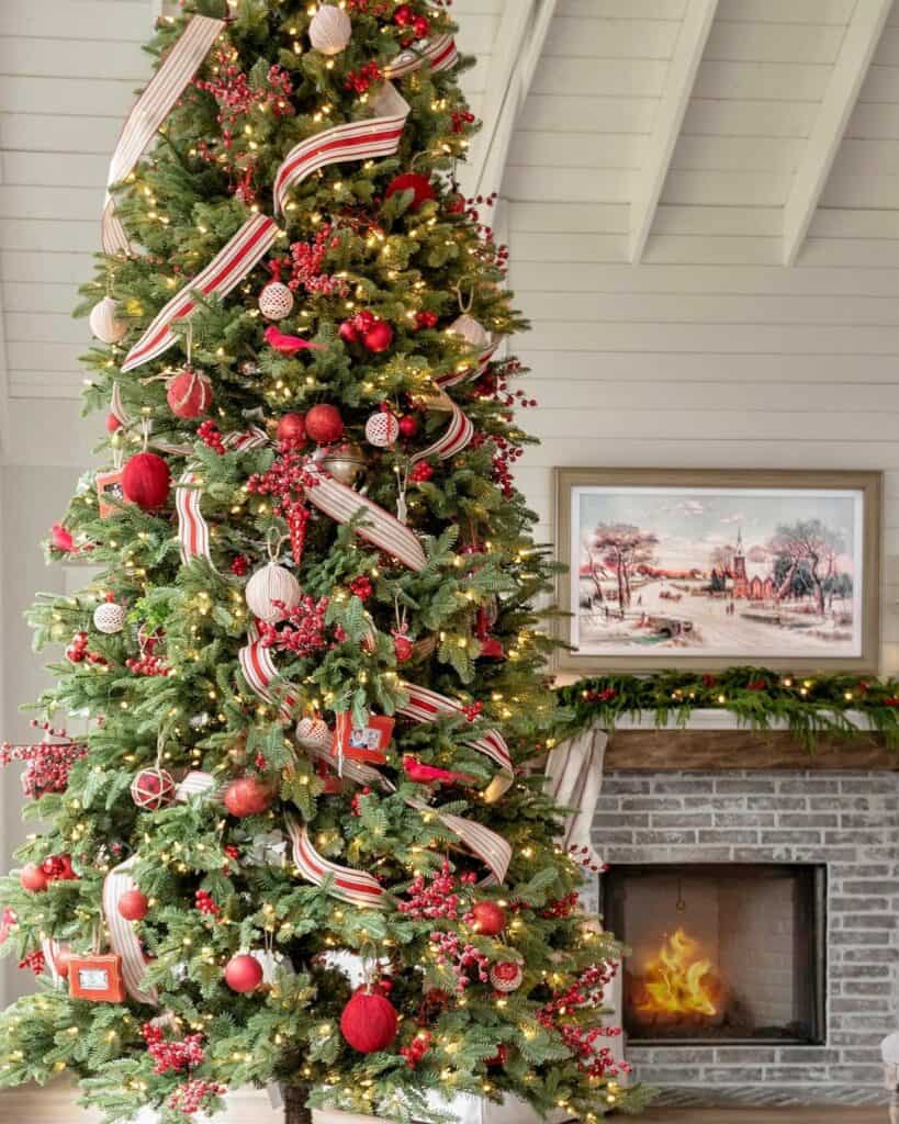 30 Festive Christmas Tree Ribbon Garland Ideas for Elegant Holiday Décor