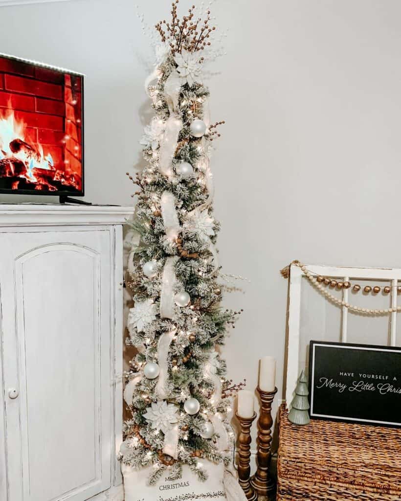 33 Slim Christmas Tree Decorating Ideas for Small Spaces