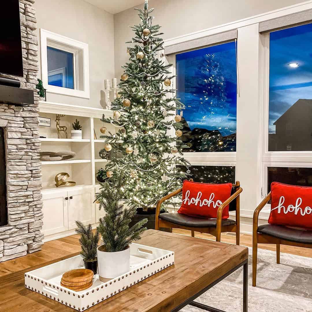 33 Slim Christmas Tree Decorating Ideas for Small Spaces