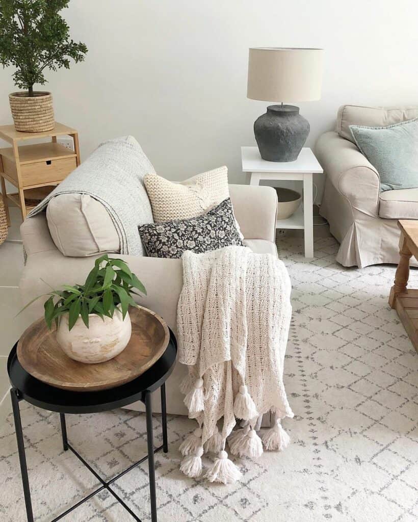 33 Simple and Stunning Ideas for Side Table Décor