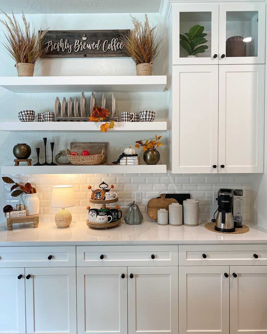 30 Elegant Kitchen Shelf Décor Ideas for a Farmhouse Look