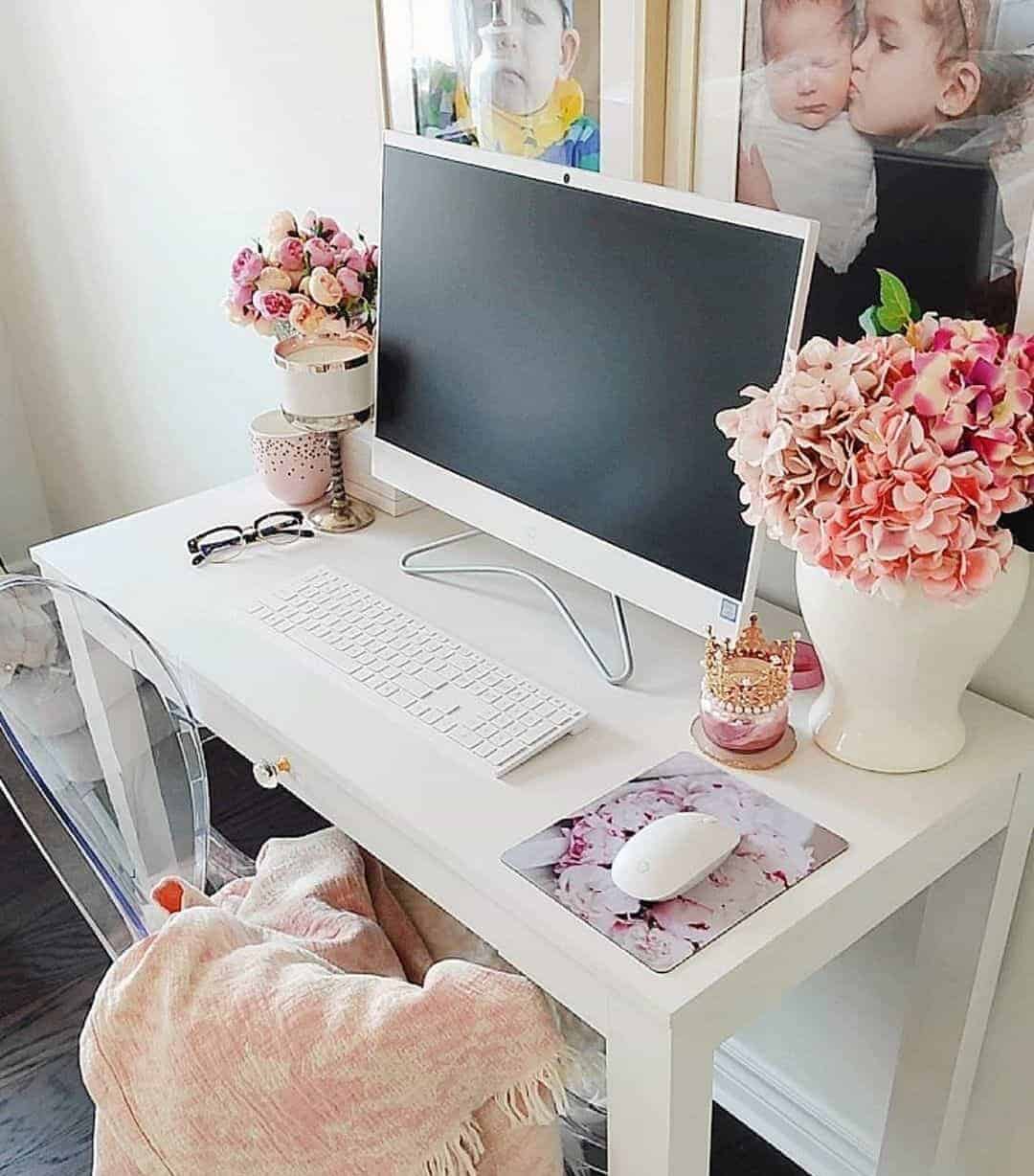 33 Desk Décor Ideas to Spruce Up Your Workspace