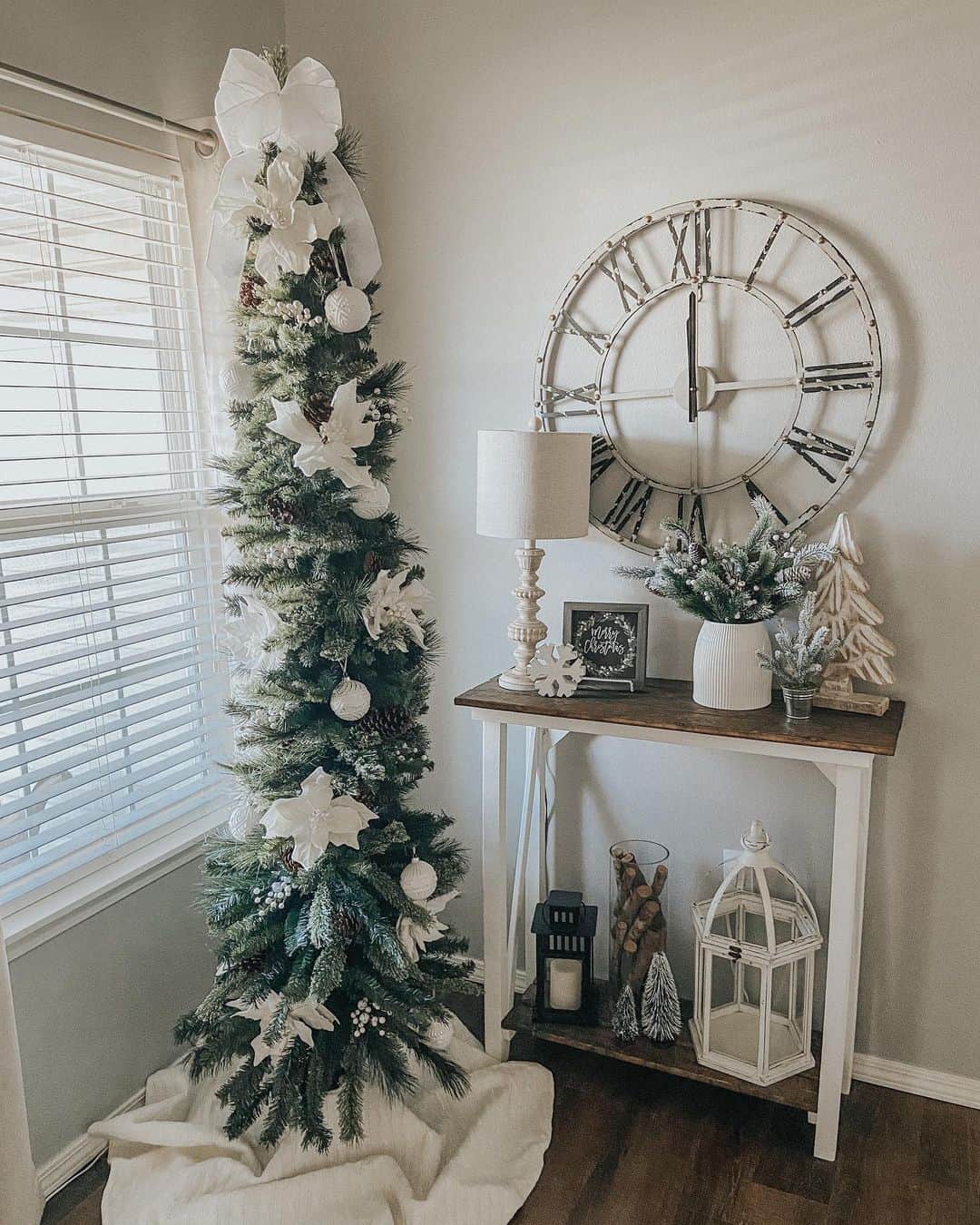 33 Slim Christmas Tree Decorating Ideas for Small Spaces