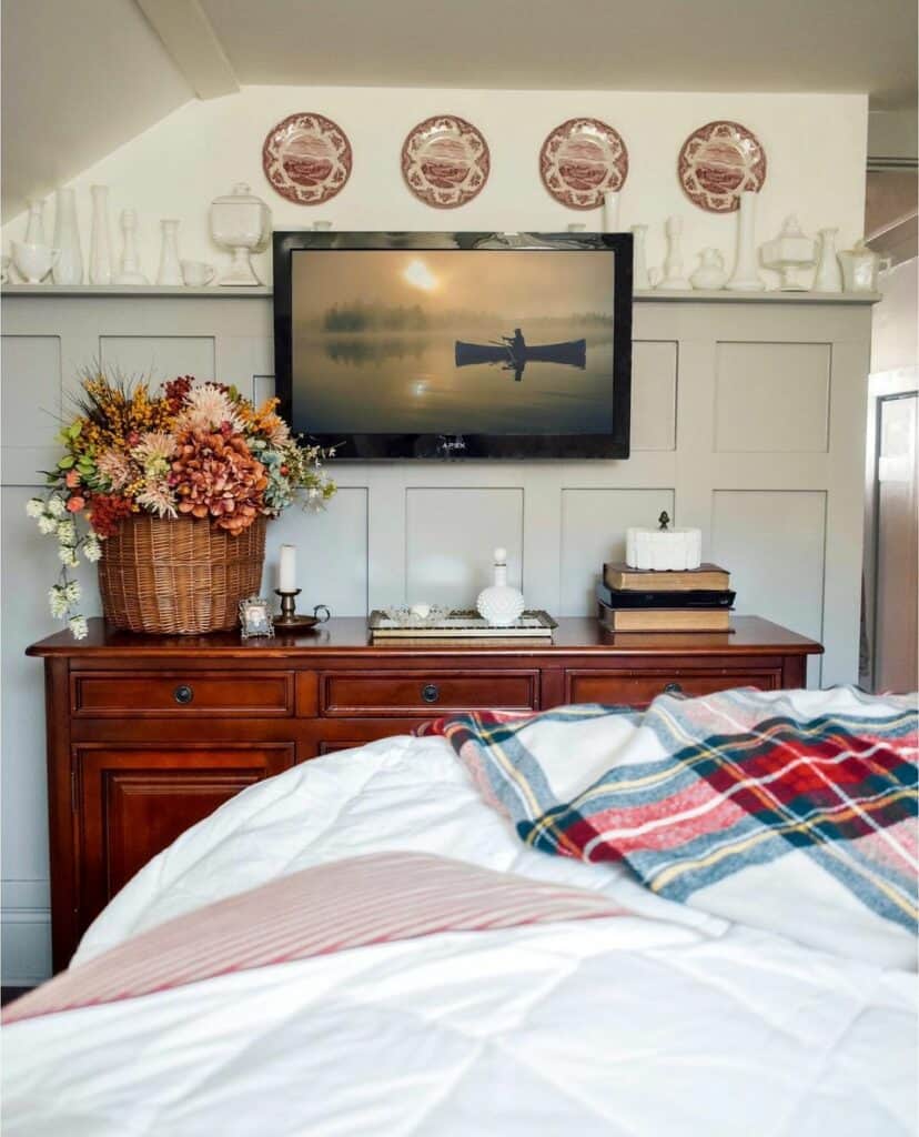 30 Bold Wainscoting Bedroom Ideas To Beautify Your Home