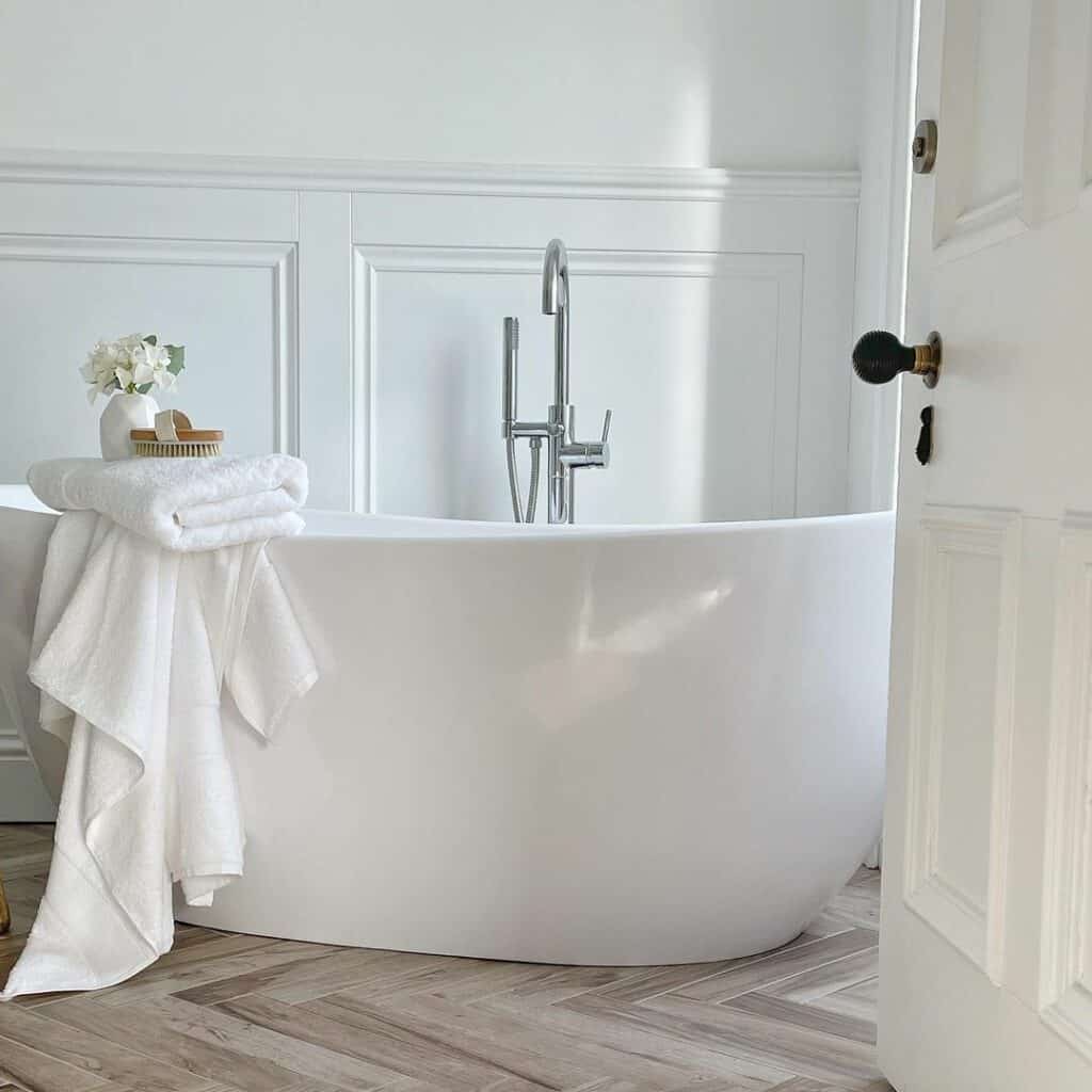 29 Wainscoting Bathroom Designs To Transform Your Space